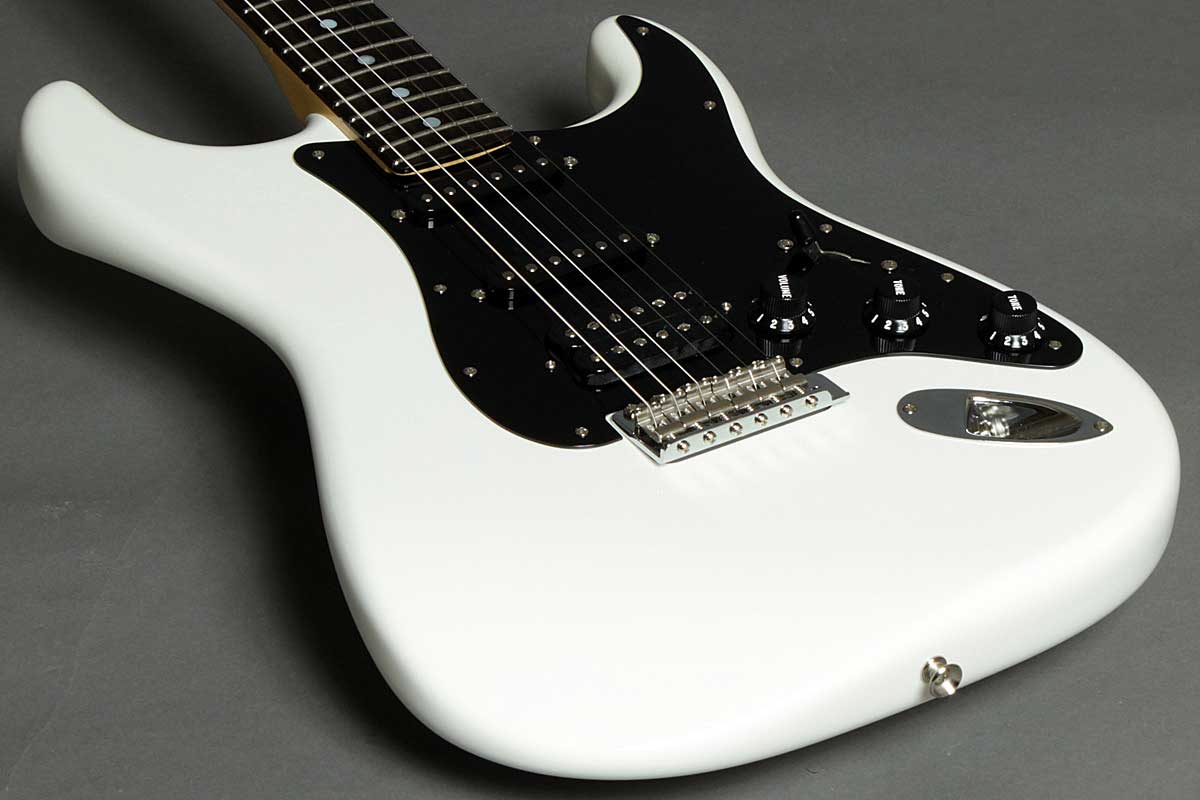 リアピックアップにはダンカン製アランホールズワース、ミッドとフロントにはホットノイズレスを搭載し、トーンはリア独立、ミッドとフロントは共通のコントロールとなっています。